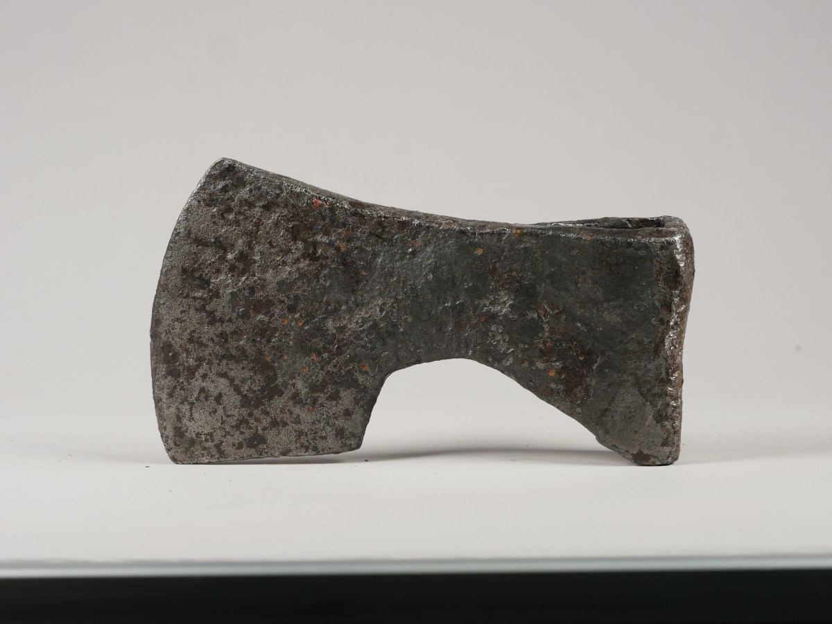 KUUSAMOSTA LÖYTYNEIDEN NOITIEN HAUTOJEN ESINEET – LAURI LINNA